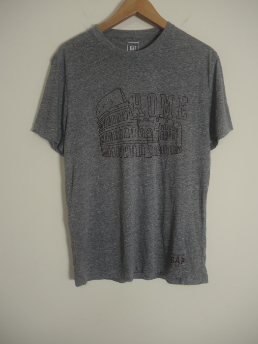 Furugi Shop 美國休閒品牌 GAP 麻灰 城市系列 羅馬 競技場 圖騰 短袖T恤 一元起標 1G692 | Yahoo拍賣