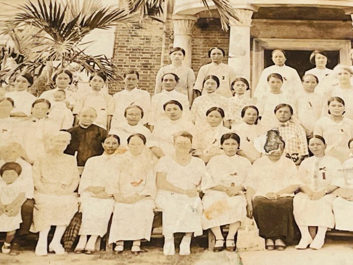 日治/日據時代 台南東門巴克禮紀念教會 傳統服飾.頭巾 多位外國人 背景為教會正門 台南 陳寫真館鋼印 | Yahoo拍賣