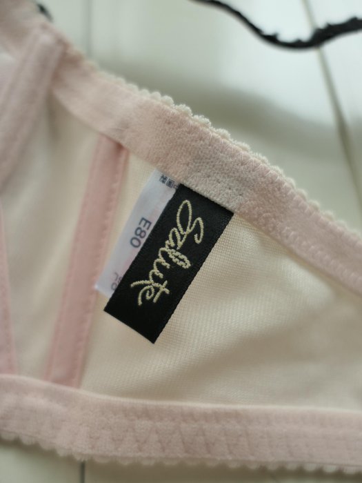 (近新)日本企劃 SALUTE 施華洛世奇 swarovski 水鑽 內衣 E80 一O一元起標無底價 | Yahoo拍賣