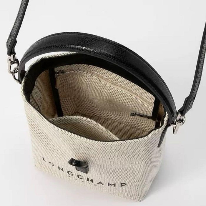 LONGCHAMP Essential Toile 象牙白 竹節水桶包 精緻質感 加厚帆布拼皮革 斜背包手提包 背帶可調整長度 隨身輕便 旅行 ...
