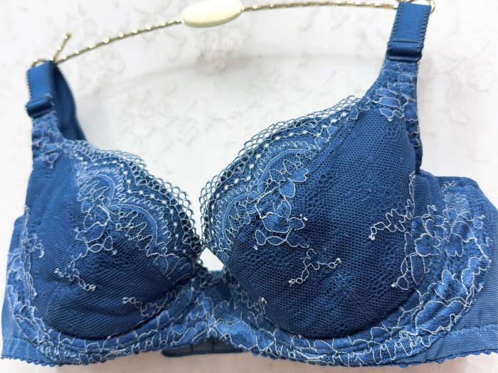 👙Ladies蕾黛絲：34/75D💗婷の二手內衣💗薄罩杯。(洗標已剪) | Yahoo拍賣