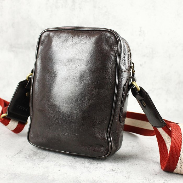 【桑園の】二手真品 義大利製 BALLY 頂級厚牛皮 經典紅白織帶 俐落方包 中性 斜背包 D 5245 | Yahoo拍賣