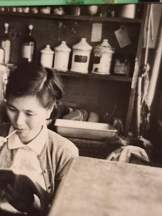 愛國大戲院柑仔店 早期照片( 早期服飾 臺灣 藥局 藥罐 熱水瓶 現況賣)K 420 | Yahoo拍賣