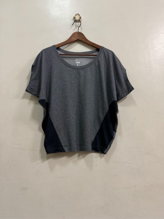 Nike 灰黑配色品牌logo印花圓領寬鬆上衣 / M / A956 | Yahoo拍賣