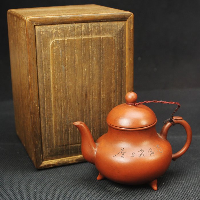 【桑園の】藏讓 思亭壺 三足 手刻詩文 紫砂壺 包漿老件 珍藏 煥臣 銘 桐箱附 (委託品) Q 7476 A09 | Yahoo拍賣