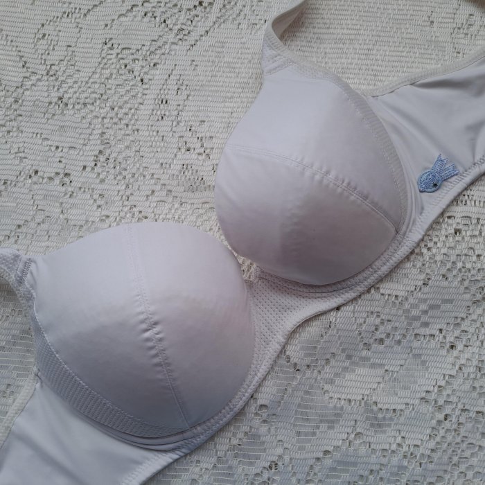 ＊二手美品＊【華歌爾嬪婷~素面無痕涼感軟鋼圈~白色上衣~】~75E~直購300元~ | Yahoo拍賣