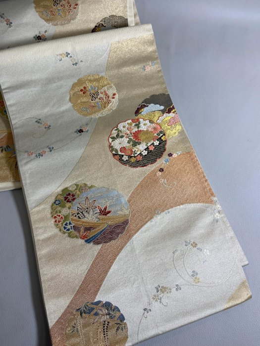 【古玩輕鬆拍】日本極上品 最頂級 京都《西陣織》米白紗綾底 鏡嵌彩渦金朱色垂花菊楓立體繡 和服腰帶/茶席/袋帶 附紙盒608-17D | Yahoo拍賣