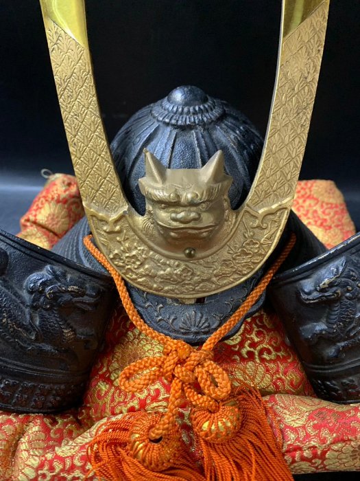 【藏舊尋寶屋】老日本 美術工藝 傳統工藝 鐵/銅製 源氏兜 將軍武士帽置物 附原紙盒/布墊※0715909-236 | Yahoo拍賣