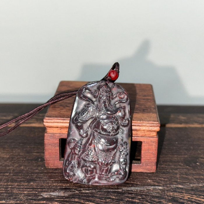 【居寶屋】精選 天然 三江雞血石 精雕 關公 持刀關公 墜牌 綁繩項鍊 天然紋路 雕工細膩 安神 避邪 保平安 一元起標 無底價 B329 | Yahoo拍賣