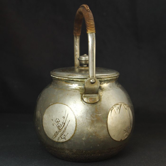 【桑園の】日本古銀器 堂號落款 燻銀 手刻 君子之友 藤編 提樑壺 急須 茶器 銀器 包漿 藏品 (委託品) Q 7402 A09 | Yahoo拍賣