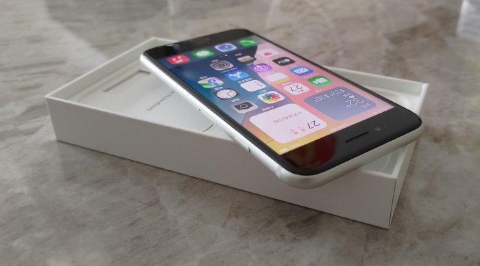 【一元起標】Apple iPhone SE2 128G 4.7吋 白 5G蘋果手機 id已登出 螢幕原彩 電池健康度100% 指紋辨識 品相新 ...