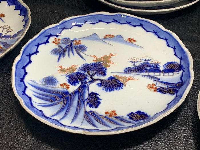 【古玩輕鬆拍】和初期 古伊萬里燒 陶藝家作 落款 金彩染付赤繪山水閣樓紋大瓷盤 共16入 附明治年題字無蓋大木箱※0611620-163 | Yahoo拍賣