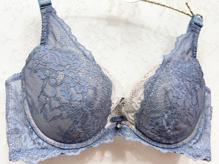 👙Ladies蕾黛絲：36/80D💗婷の二手內衣💗厚罩杯。(洗標已剪) | Yahoo拍賣