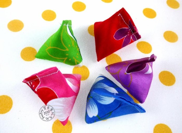 【寶貝童玩天地】【HO64-2】童玩沙包 客家花布沙包 台灣製 1組(5個小沙包) 5色款 - 三角立體*HM01 | Yahoo拍賣