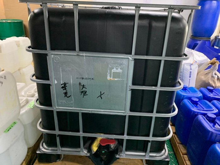 二手1噸塑膠桶 中古IBC桶 1000L(公升)水塔 可清洗至導電度20ppm以下(自來水約180ppm，比自來水乾淨) | Yahoo拍賣