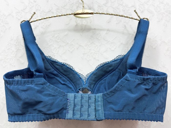 👙Ladies蕾黛絲：34/75D💗婷の二手內衣💗薄罩杯。(洗標已剪) | Yahoo拍賣