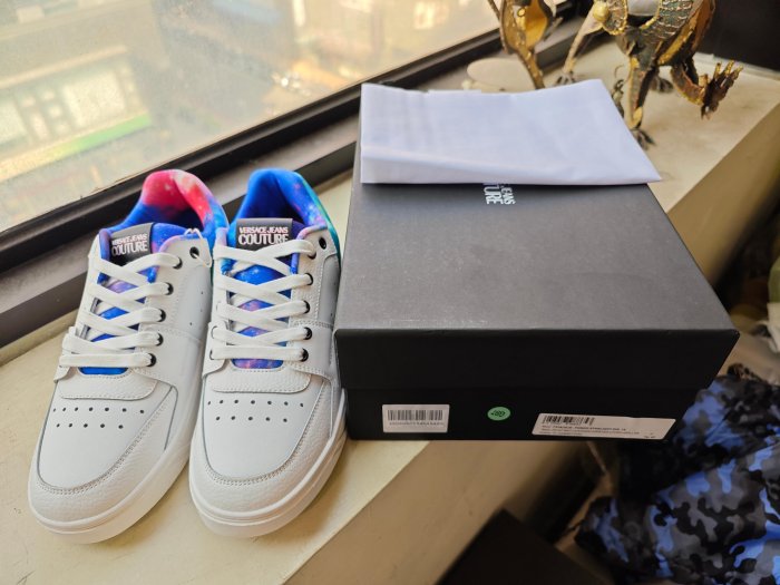 VERSACE JEANS COUTURE全新真品超大LOGO白色真皮運動鞋/球鞋(EU44號)-2.7折出清(不議價商品) | Yahoo拍賣