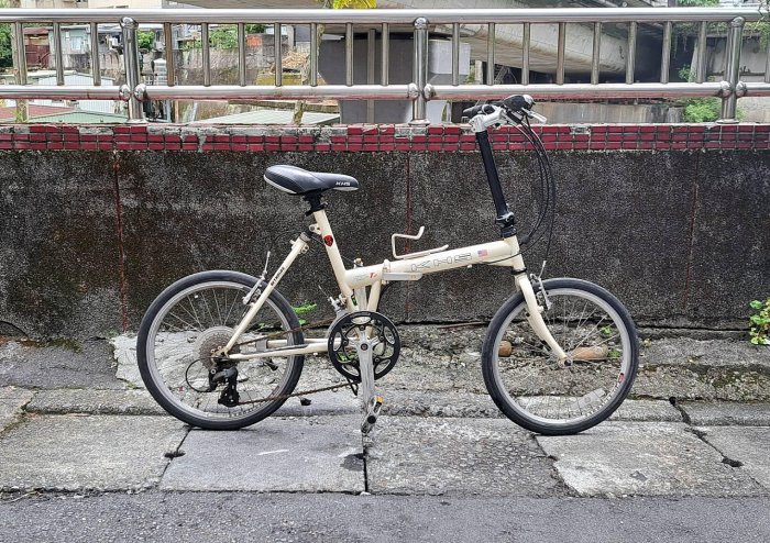二手~KHS功學社 F20-T2 珠光白 20吋 16段變速 鋁合金折疊腳踏車 小徑 小折 單車~功能正常 | Yahoo拍賣