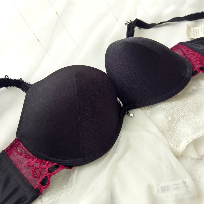 ＊Olivia＊//80B*36B// 華歌爾 動感深形 深V 無痕 下厚上薄 爆乳 集中款胸罩 *黑色* ~ 單上衣特價390元 | Yahoo拍賣