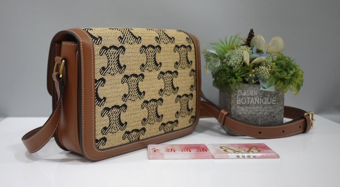 ☆優買二手精品名牌店☆ CELINE 191242 SAC TRIOMPHE MOYEN RAPHIA 凱旋門 金釦 相機包 信差包 斜背包 全新B0704 二 | Yahoo拍賣