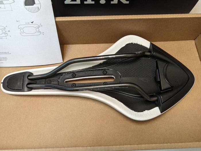 FIZIK ARIONE R3 OPEN 227g, 131mm寬, 白色坐墊, 二手(僅安裝一次上訓練台後即拆卸, 不適合我的坐骨寬) ,盒 ...