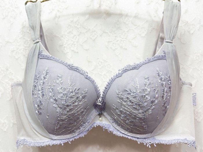 👙Ladies蕾黛絲：36/80D💗婷の二手內衣💗厚罩杯。(洗標模糊) | Yahoo拍賣