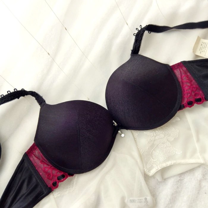 ＊Olivia＊//80B*36B// 華歌爾 動感深形 深V 無痕 下厚上薄 爆乳 集中款胸罩 *黑色* ~ 單上衣特價390元 | Yahoo拍賣