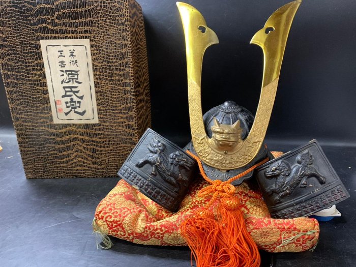 【藏舊尋寶屋】老日本 美術工藝 傳統工藝 鐵/銅製 源氏兜 將軍武士帽置物 附原紙盒/布墊※0715909-236 | Yahoo拍賣