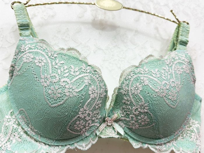 👙Ladies蕾黛絲：32/70C💗婷の二手內衣💗厚罩杯。(洗標已剪) | Yahoo拍賣