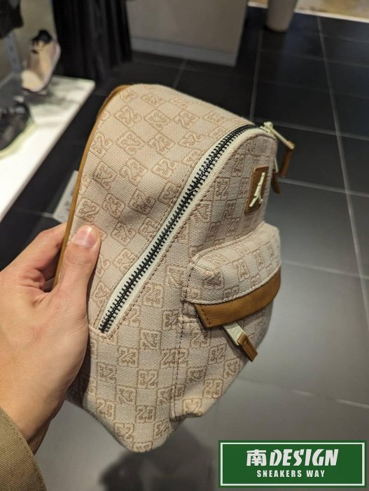 南🔥2024 2月 NIKE Jordan Monogram 迷你後背包 飛人 奶茶FJ9679-113 黑灰070 | Yahoo拍賣