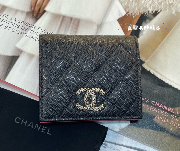 《真愛名牌精品》CHANEL AP3185 黑荔枝 淡金浮雕 簍空 雙C 對開 釦子 短夾 *全新* | Yahoo拍賣