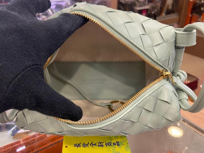 ☆最愛二手精品☆ BOTTEGA VENETA BV Loop Petit 全新鼠尾草綠色大格編織金釦手提斜背包 796615 C4674 ...