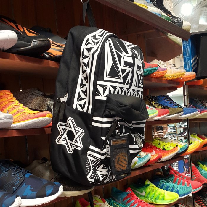 已缺貨 STAGE 後背包 背包 包包 黑 白 十字架 星星 授權經銷 雷射標籤 GEOMETRY BACKPACK | Yahoo拍賣