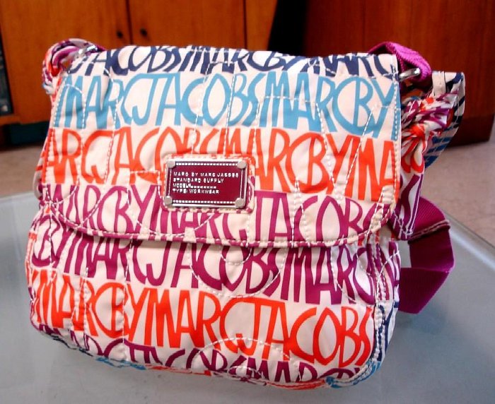 物品新 雅痞款 義大利Marc Jacobs MJ 女性 Logo鋼牌 +彩色字母刺繡 防水布 寬帶 側背 斜背 兩用包(特價真品) 35cm | Yahoo拍賣