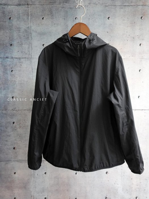 CA 日本品牌 UNIQLO 女款 黑色 防曬 連帽薄外套 XL號 一元起標無底價B402 | Yahoo拍賣