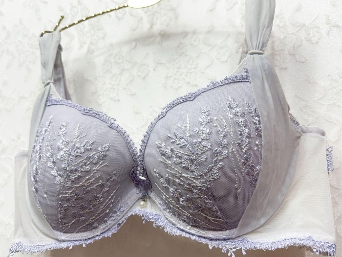 👙Ladies蕾黛絲：36/80D💗婷の二手內衣💗厚罩杯。(洗標模糊) | Yahoo拍賣