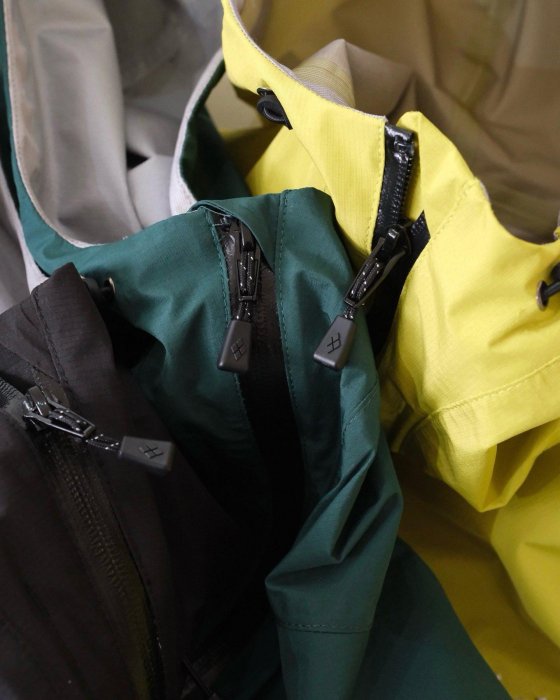 SaNDoN x『 mont-bell』自留 戶外怎麼能少了它 附上收納袋 輕量化硬殼防風防水GORE-TEX50D外套 250412 | Yahoo拍賣