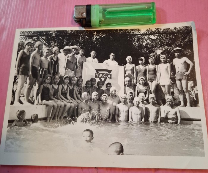 愛國大戲院柑仔店 早期照片( 早期服飾 民國58年 YMCA 水泳訓練紀念合影 現況賣 )F 120 | Yahoo拍賣