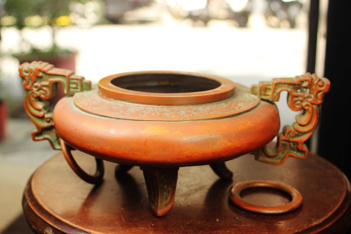 【桑園の】日本 大型 鑄銅 2.4公斤 饕餮 雙耳 銜環 三足 厚實沉穩 包漿老香爐 老品收藏 Q 5176 | Yahoo拍賣