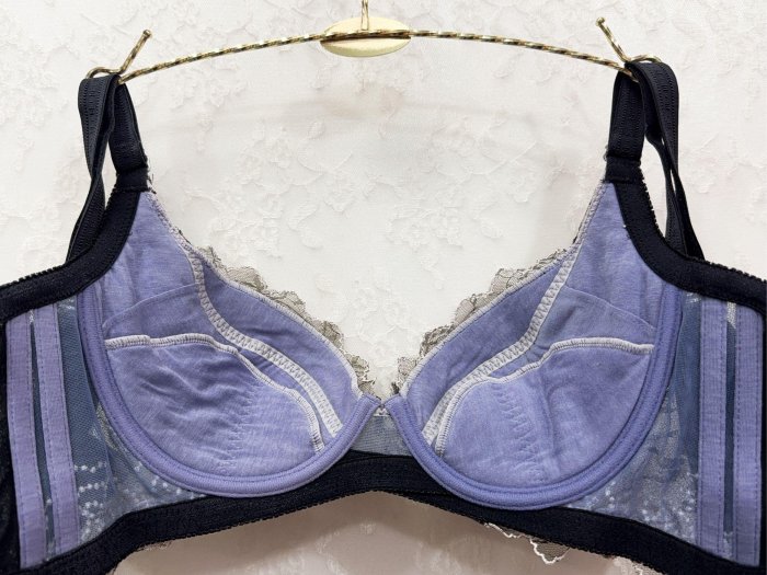 👙Ladies蕾黛絲：34/75C💗婷の二手內衣💗薄罩杯。(洗標已剪) | Yahoo拍賣