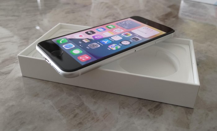 【一元起標】Apple iPhone SE2 128G 4.7吋 白 5G蘋果手機 id已登出 螢幕原彩 電池健康度100% 指紋辨識 品相新 ...