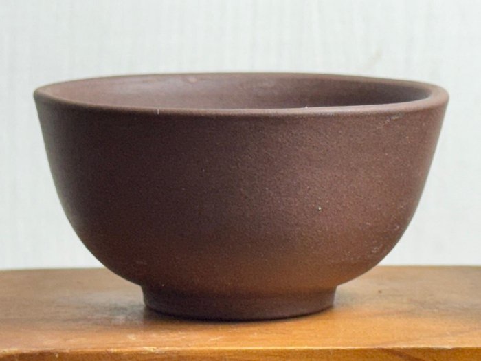 （小辣椒）老茶必備 老朱泥 老紫砂 手工茶杯與大茶盤，茶杯帶砂顆粒物 手感好 杯子：高3*口徑6，茶盤：口徑17.5*高5.5 cm | Yahoo拍賣