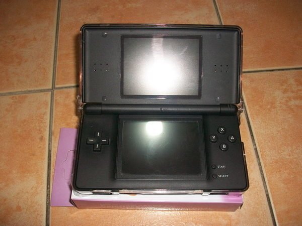 [高屏科技]2手 NDSL 黑色主機+全新R4卡+全新2G卡+水晶殼+變壓器 正常可用 | Yahoo拍賣