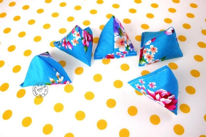 【寶貝童玩天地】【HO052-2】純手工 ~ 超大沙包 童玩沙包 1組(5個大沙包) - 客家花布 三角立體*HM01 | Yahoo拍賣