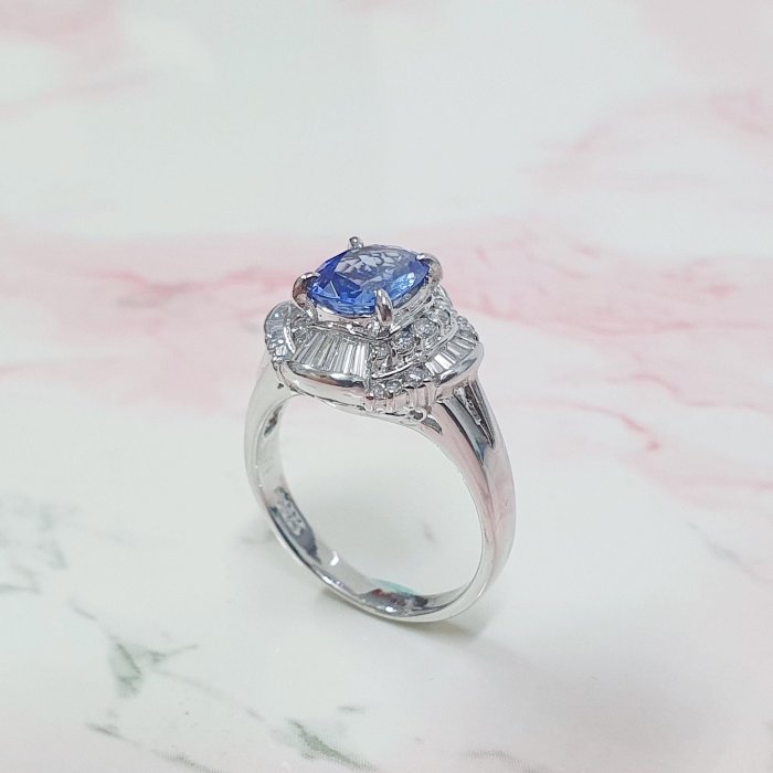 送禮禮物禮品 GIA藍寶石戒指 梯形切割 藍寶石1.7克拉 PT900白金鑽石台 配鑽約0.71ct 大眾當舖L1040 | Yahoo拍賣