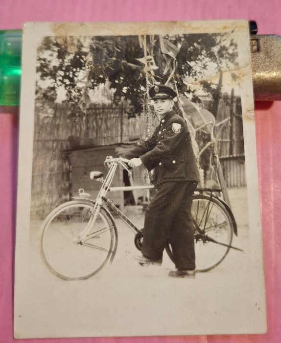 愛國大戲院柑仔店 早期照片( 早期服飾 竹籬笆 警察 制服 腳踏車 現況賣)E 522 | Yahoo拍賣