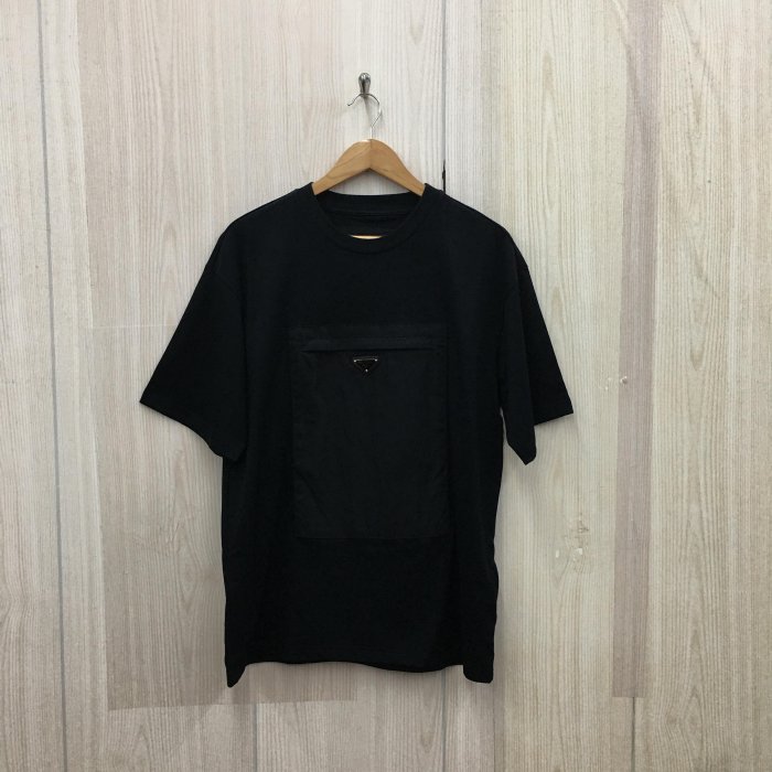 【愛莎＆嵐】PRADA 男 黑色品牌圖繪純棉短袖上衣/M (全新) 11405 13(限小綿下單) | Yahoo拍賣