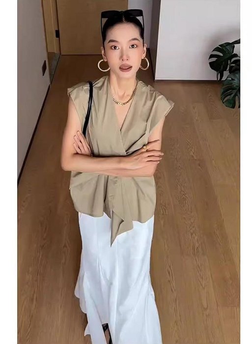 首爾極簡都會卡其寬肩V領立體摺皺中長上衣 ~預購S~XL SIZE | Yahoo拍賣