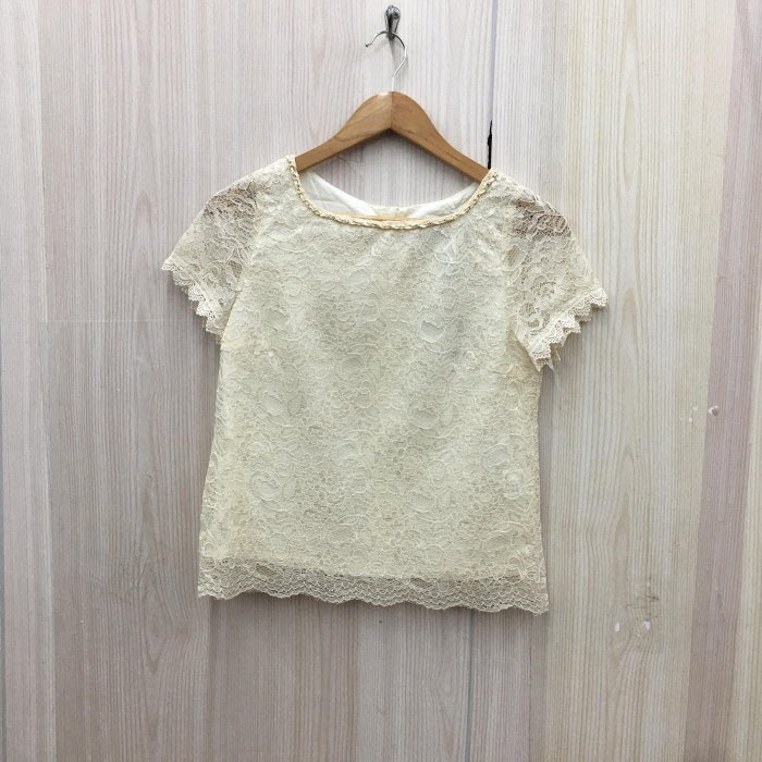 【愛莎＆嵐】 Wanko 女 米色短袖花卉蕾絲上衣/34(全新) 11406 26 | Yahoo拍賣