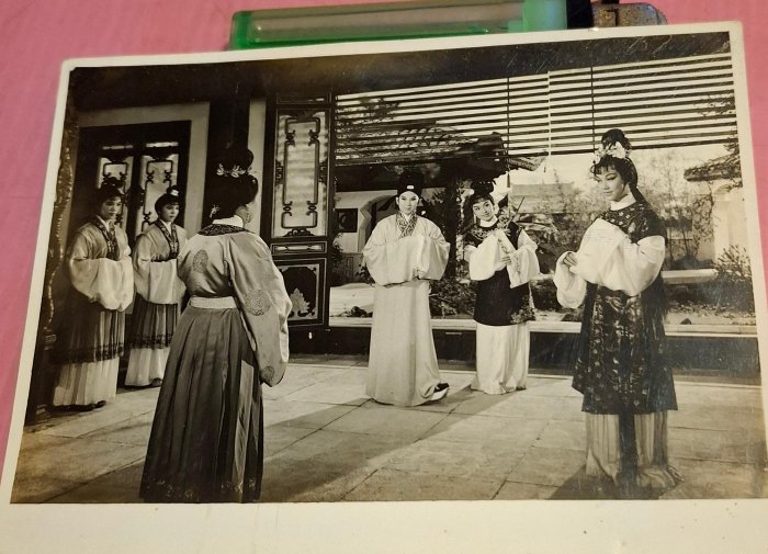 愛國大戲院柑仔店 早期照片( 早期服飾 台灣 電影劇照 .戲服.劇服 西廂情東廂愛)M 193 | Yahoo拍賣